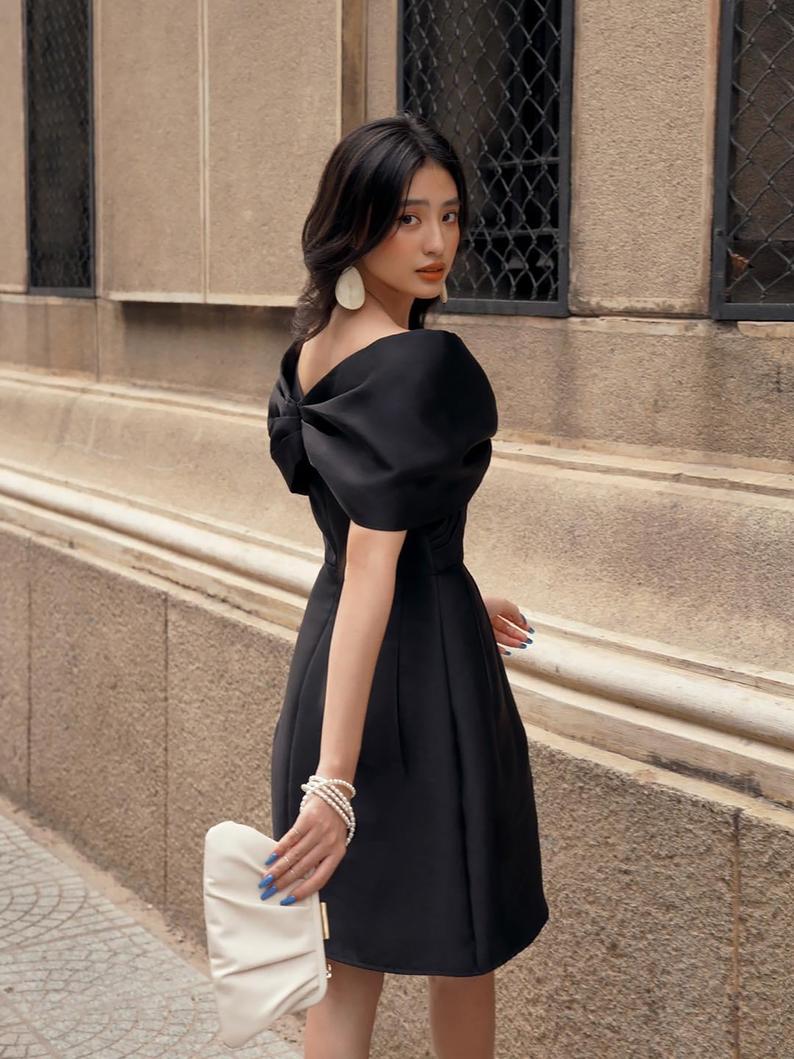 7 Tailored Dresses With Ultra Vintage Chic Feminine Details